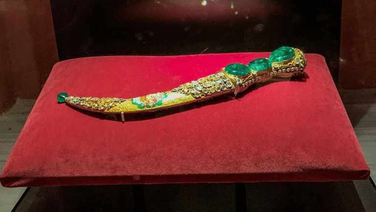 Topkapi Dagger - History, Facts & How To See It In Istanbul